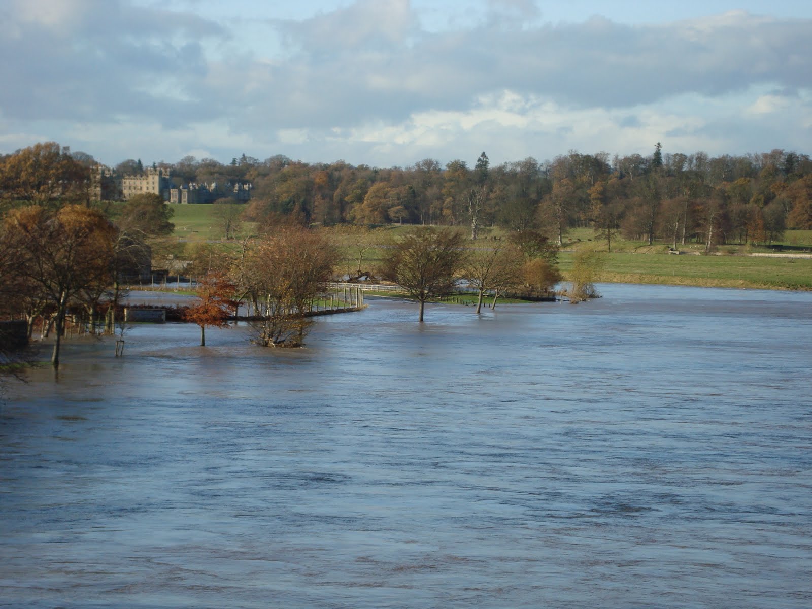 Tour Scottish Borders: The River Tweed in Flood