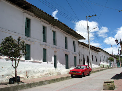 EN MOTO POR COLOMBIA: RUTA CHIPAQUE, UNE Y CÁQUEZA