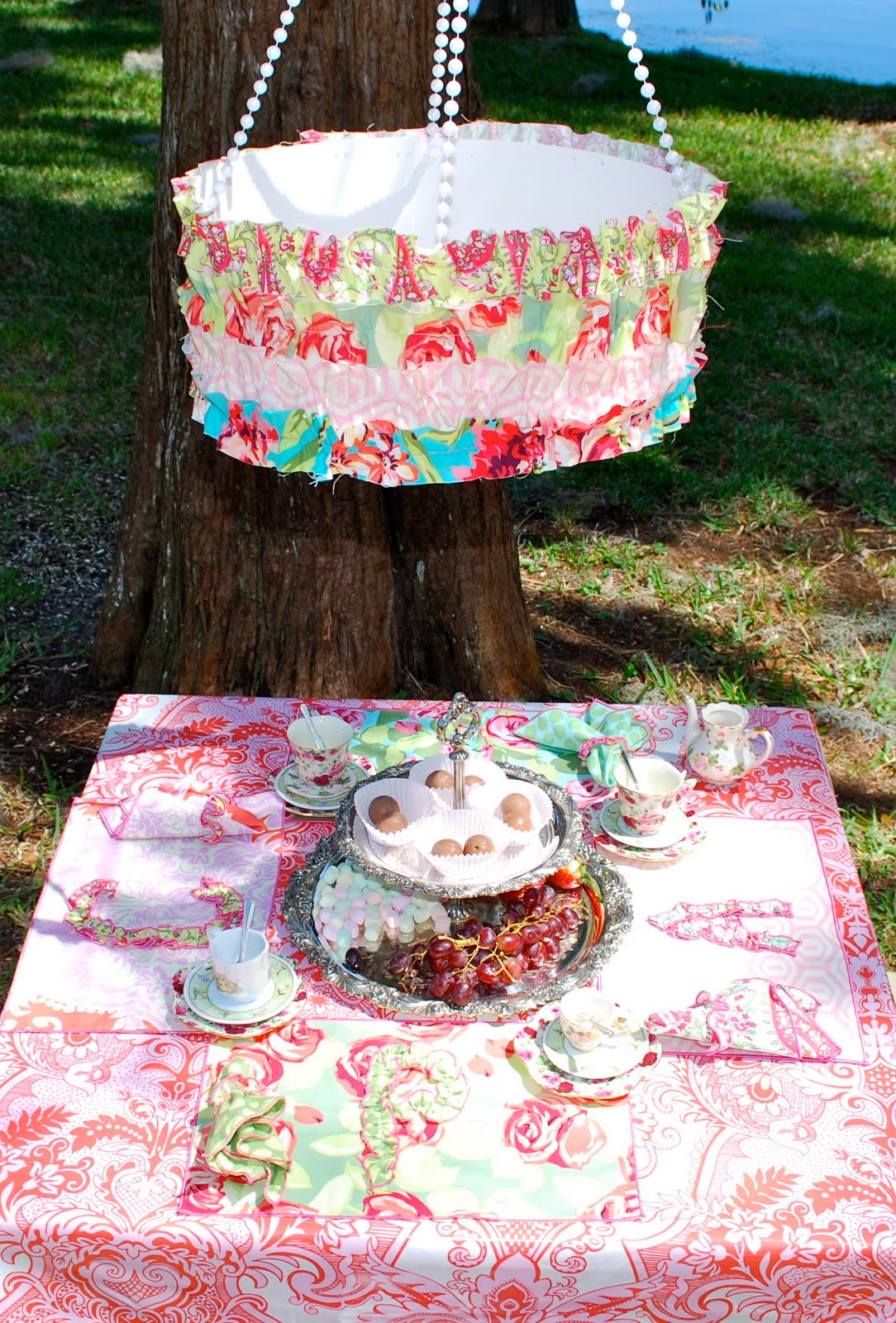 2 Giggle Boxes: Rufflelier: A Tutorial