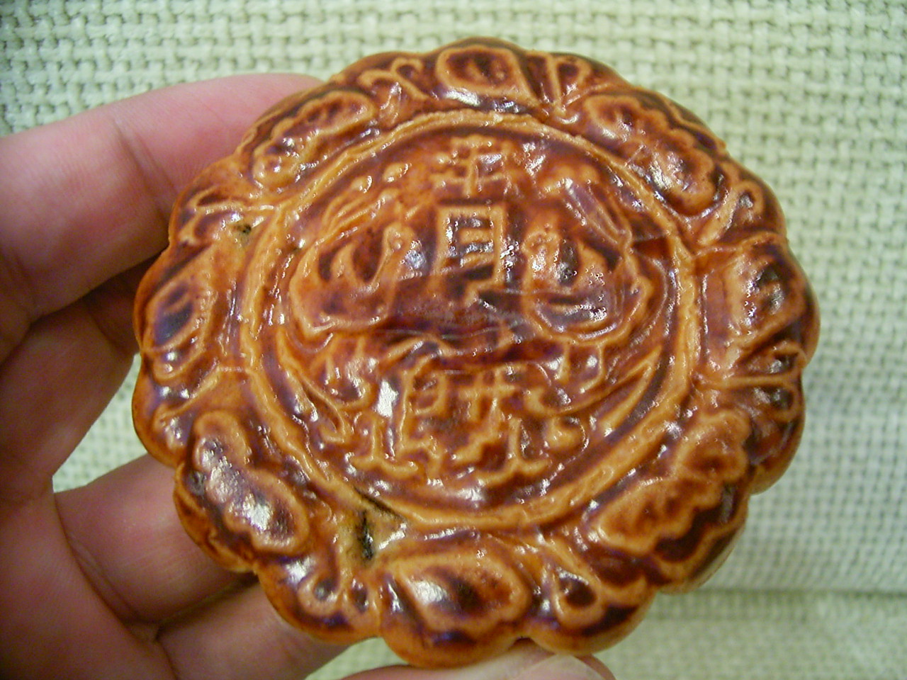 English & Japanese Blog ブログ: Fake moon cake 月餅？