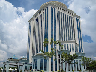 The Mukah: Kerja Pembersihan Cermin Luar Bangunan Menara Pehin Setia ...