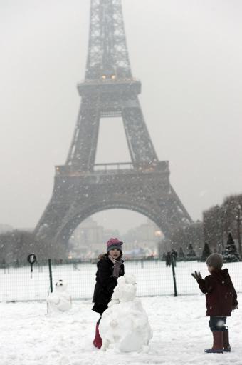 Periscópio: Torre Eiffel fechada pela neve em Paris