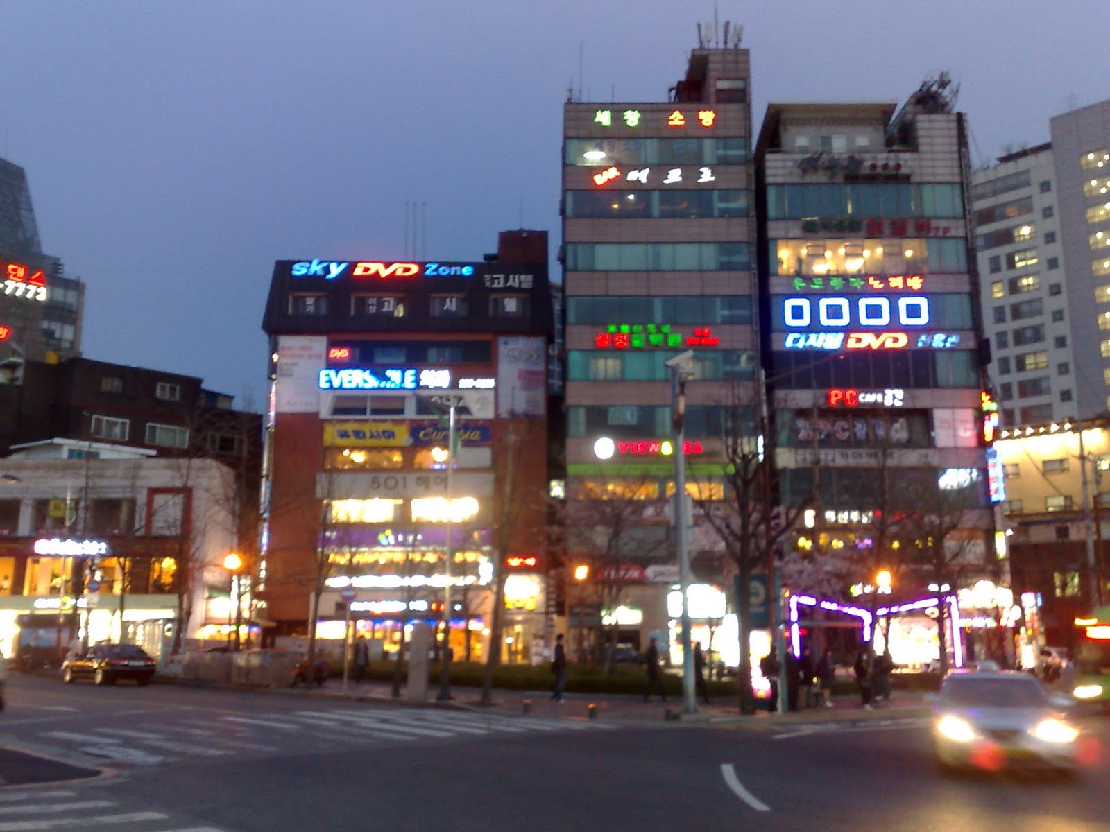 Pemandangan waktu malam di Sinchon.