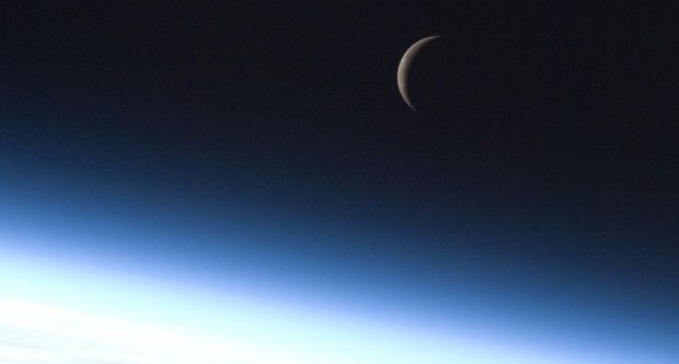 Lua crescente vista sobre o horizonte da Terra pela Expedição 24 ...