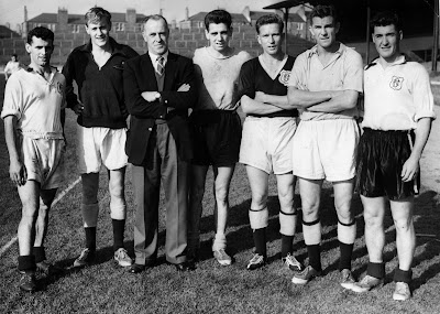 THE DUNDEE FUTBA SHRINE: BOB SHANKLY WITH DEE PLAYERS