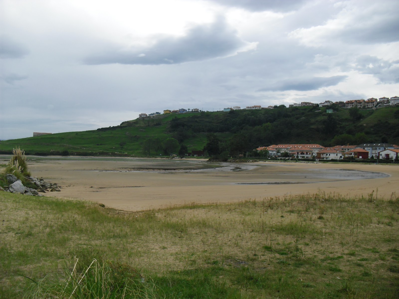 playas y paseos por la costa: PLAYA Y PARQUE LA RIBERUCA EN SUANCES