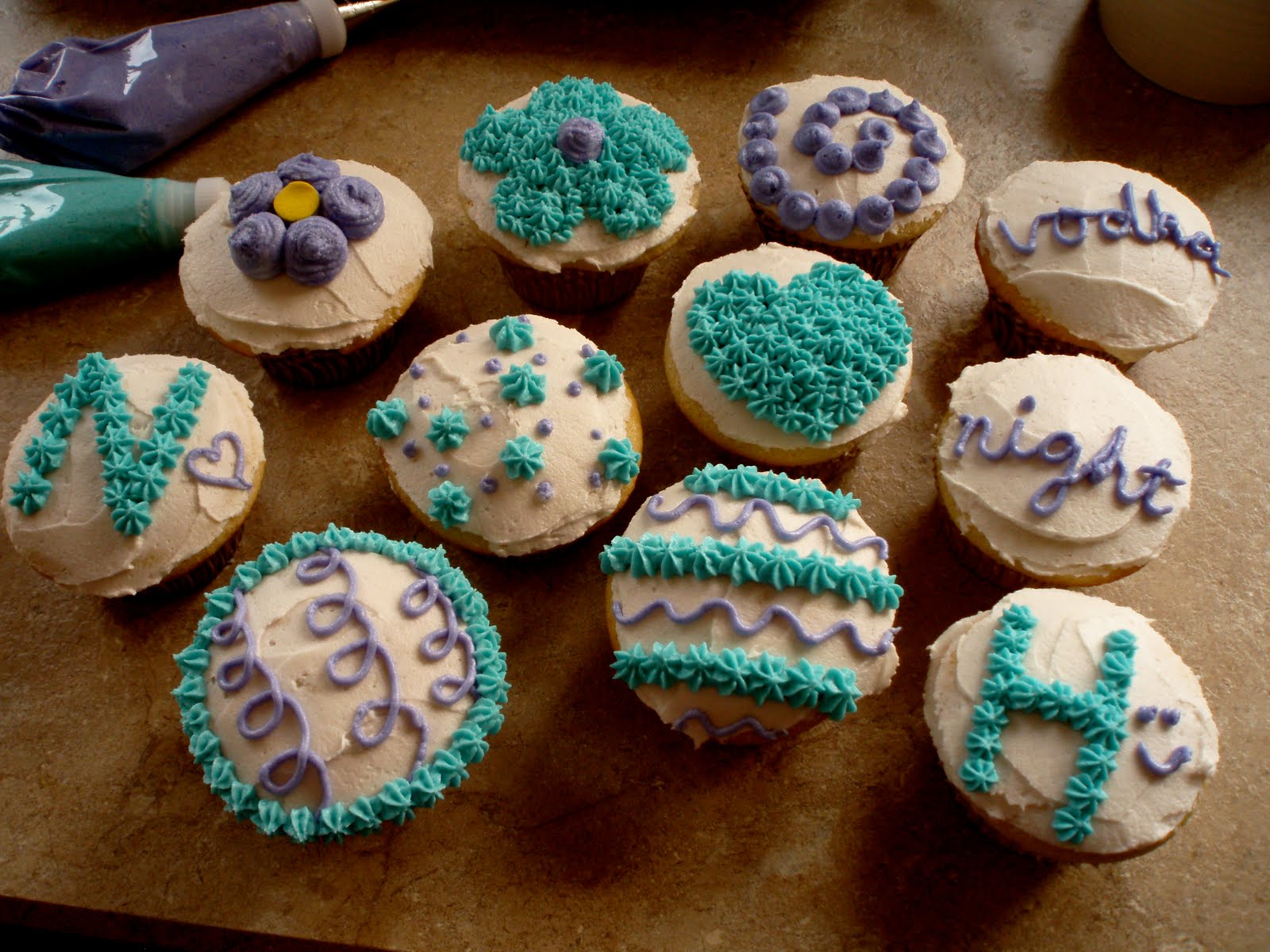 Naked Cupcakes: Wilton Cake Decorating - Level 1, Flowers!