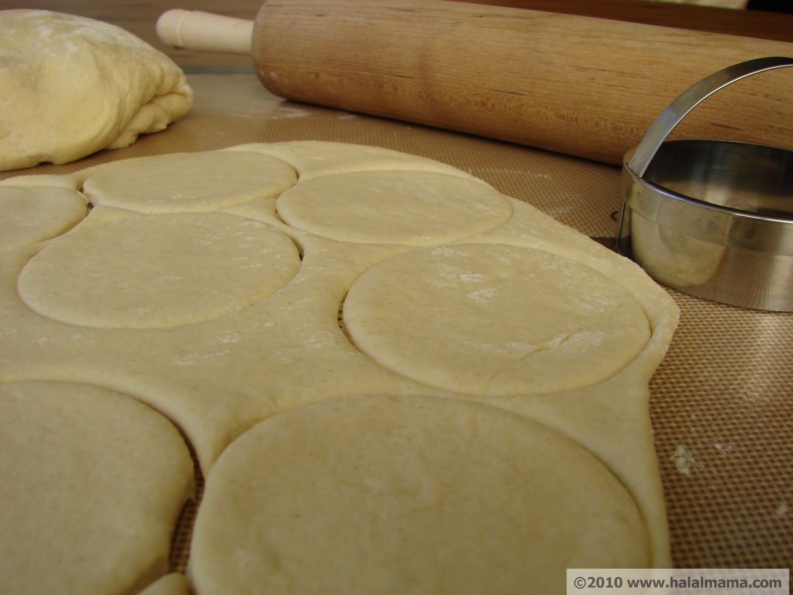 Halal Mama: Batbout (Moroccan small pita bread)