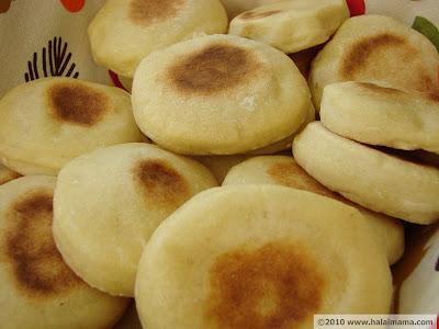 Halal Mama: Batbout (Moroccan small pita bread)