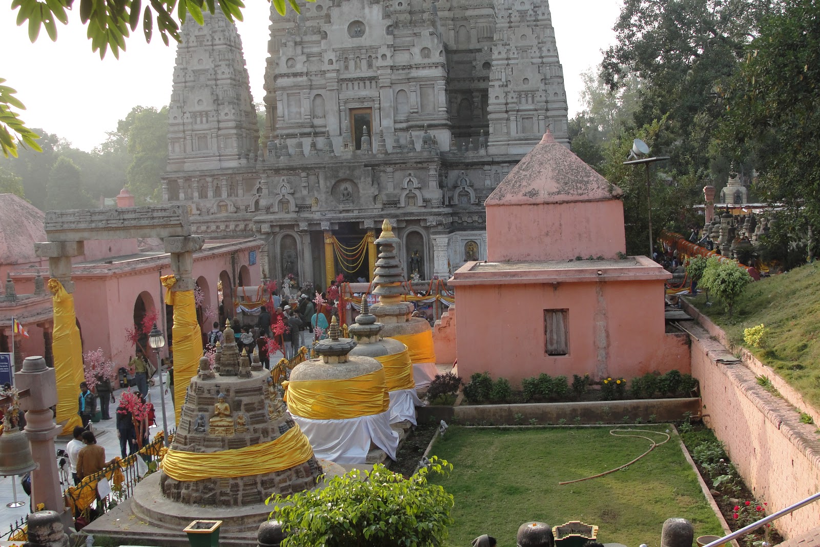 Amazing Temples and some Historical Places: kasi viswanath temple