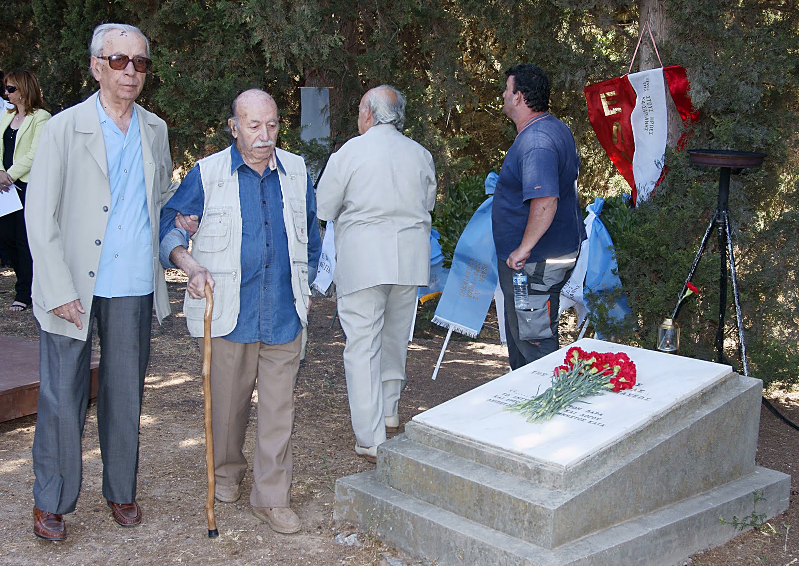 ενημερωτικο μπλοκ για τον Συλλογο: Βιβλιοθηκη "Eθνικη Aντισταση ...