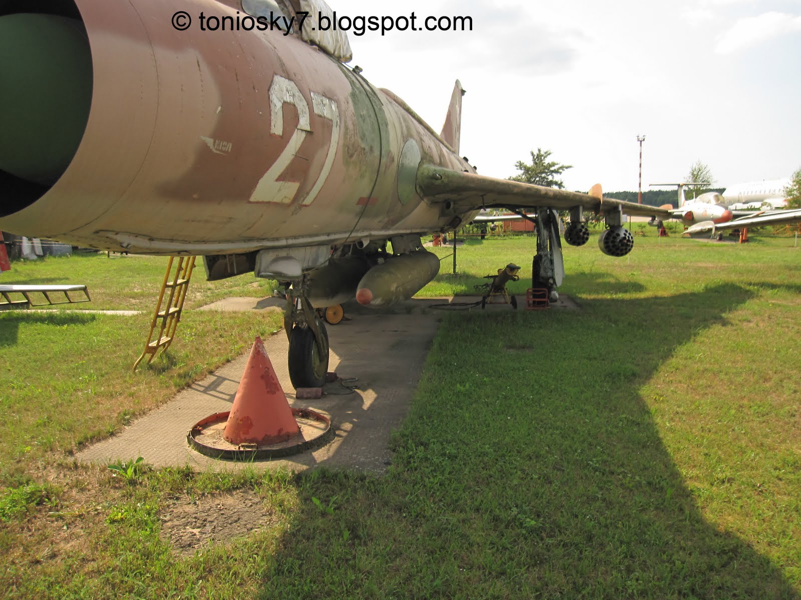 Sukhoi Su-7 BKL Fitter walkaround (Aviation Museum of Riga)
