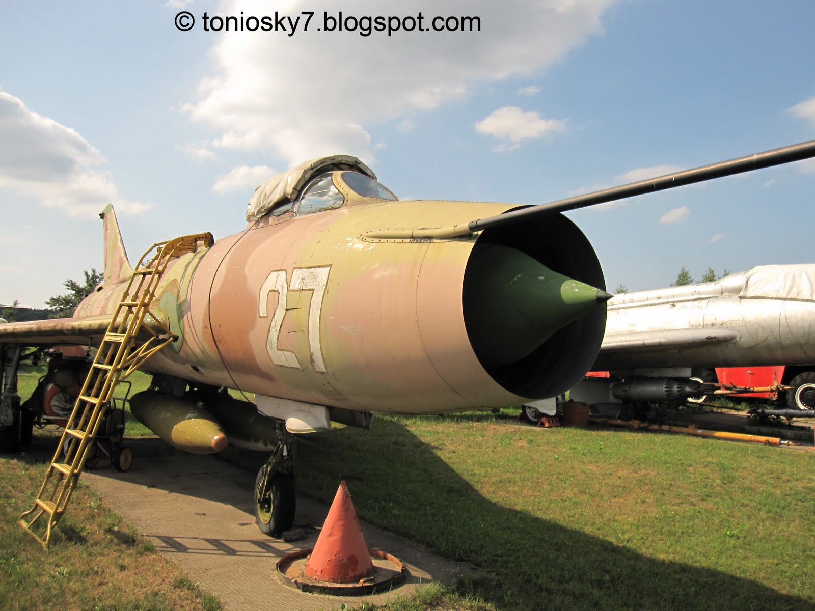 Sukhoi Su-7 BKL Fitter walkaround (Aviation Museum of Riga)