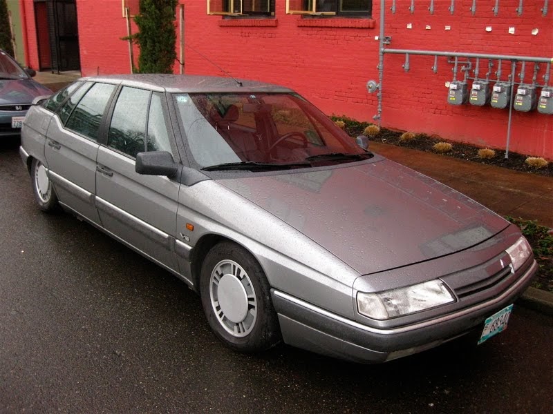 OLD PARKED CARS.: 1990 Citroen XM.