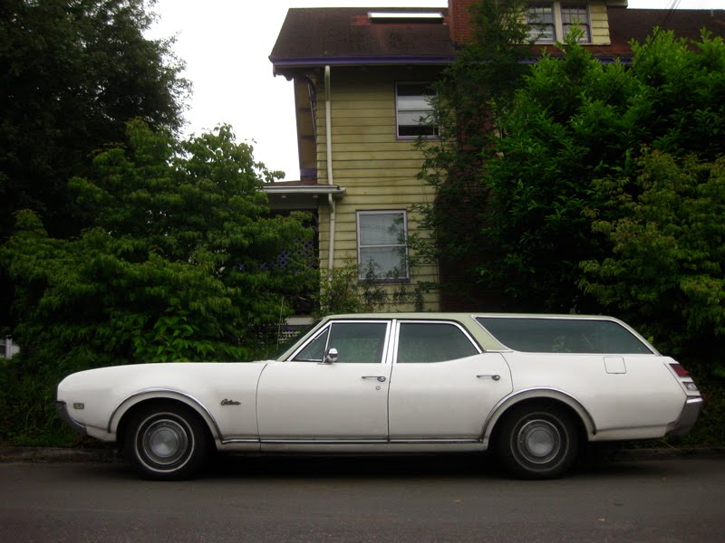 OLD PARKED CARS.: 1969 Oldsmobile Cutlass Wagon.