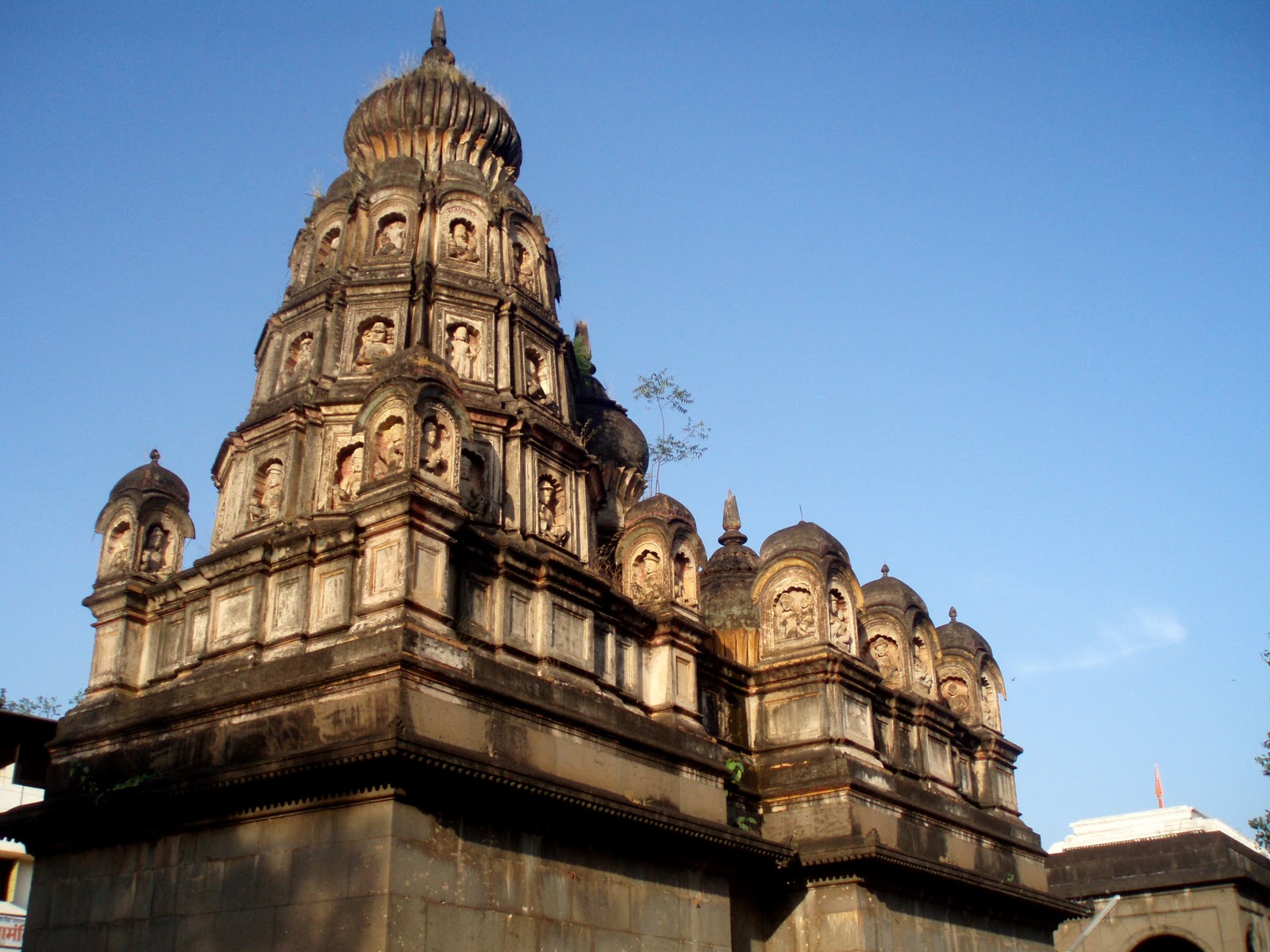 Travelogue Unlimited: Sangam Mahuli and Wai Menawali Temples : A Photo ...
