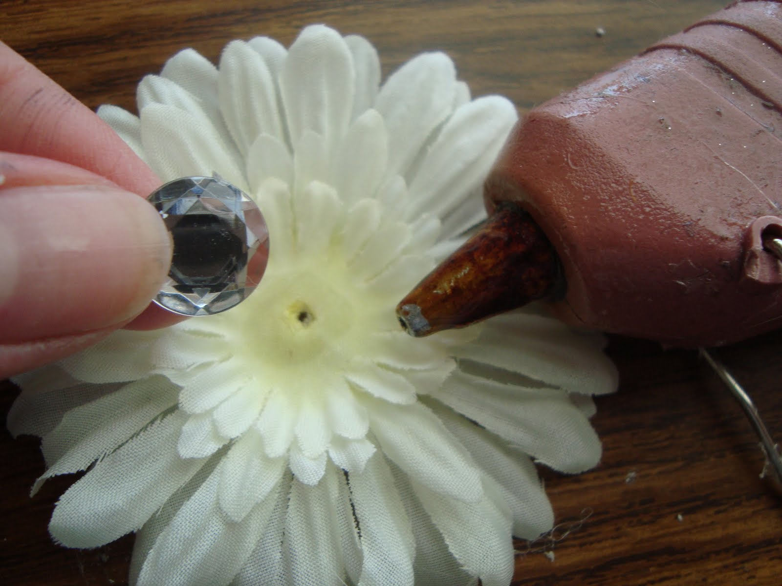 The Creative Homemaker: Ang's Flower Clip Tutorial