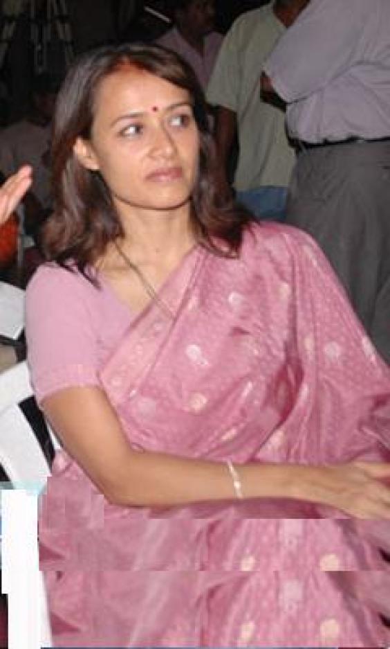 Indian Actor/Actress Profiles & Desi Indian Aunties & Girls Pics: Amala ...