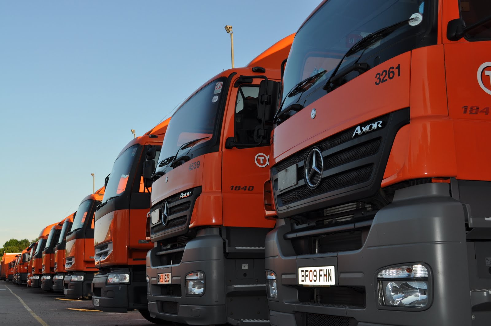 TNT Vehicles: Various Articulated Tractor Units