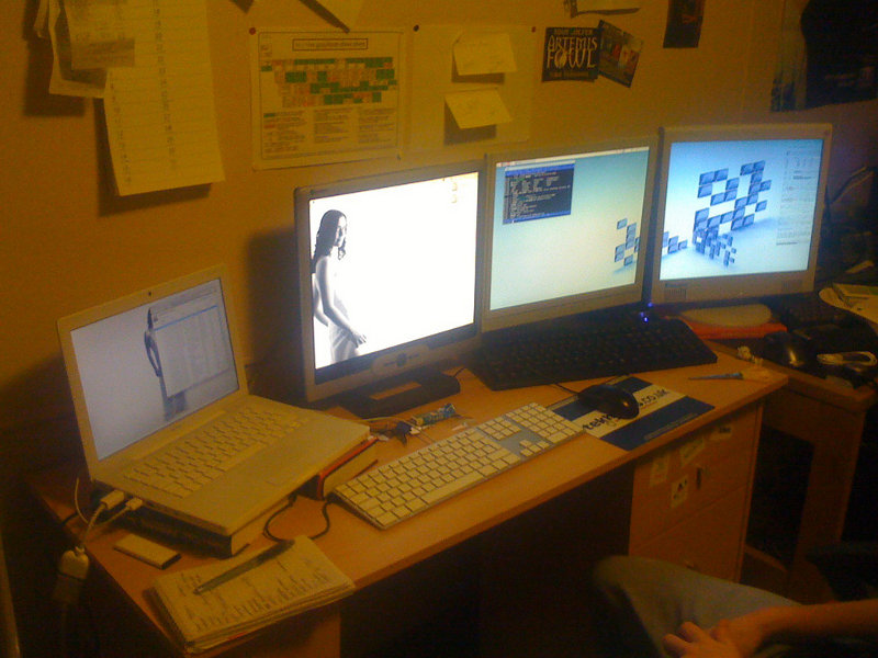 15 Cool and Unique Linux Desktop Workspaces (Workstations) | Tech Source