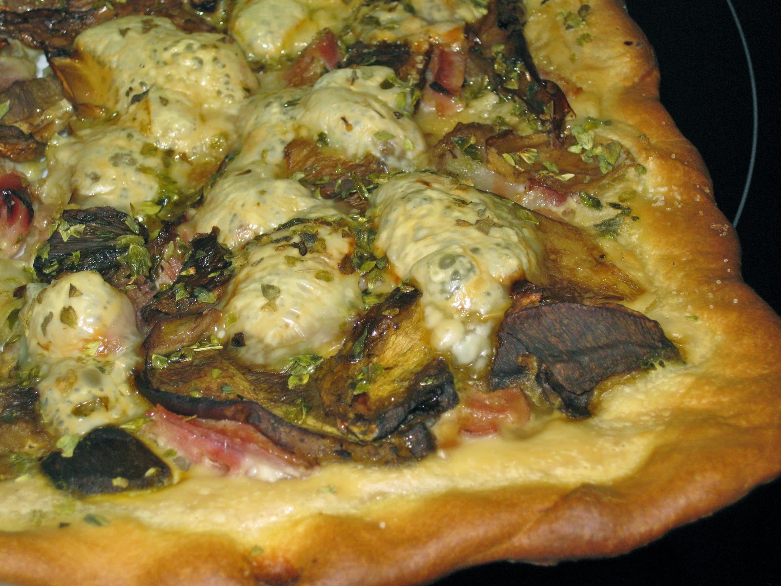 Nuskocina: Pizza blanca de boletus, jamón y beicon