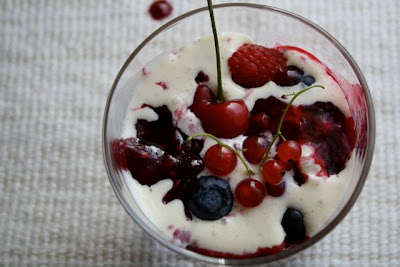 Dollop of Cream: rote grütze on ice cream