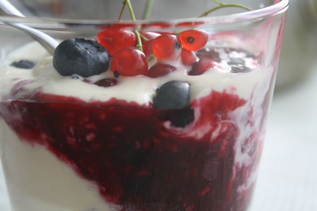 Dollop of Cream: rote grütze on ice cream