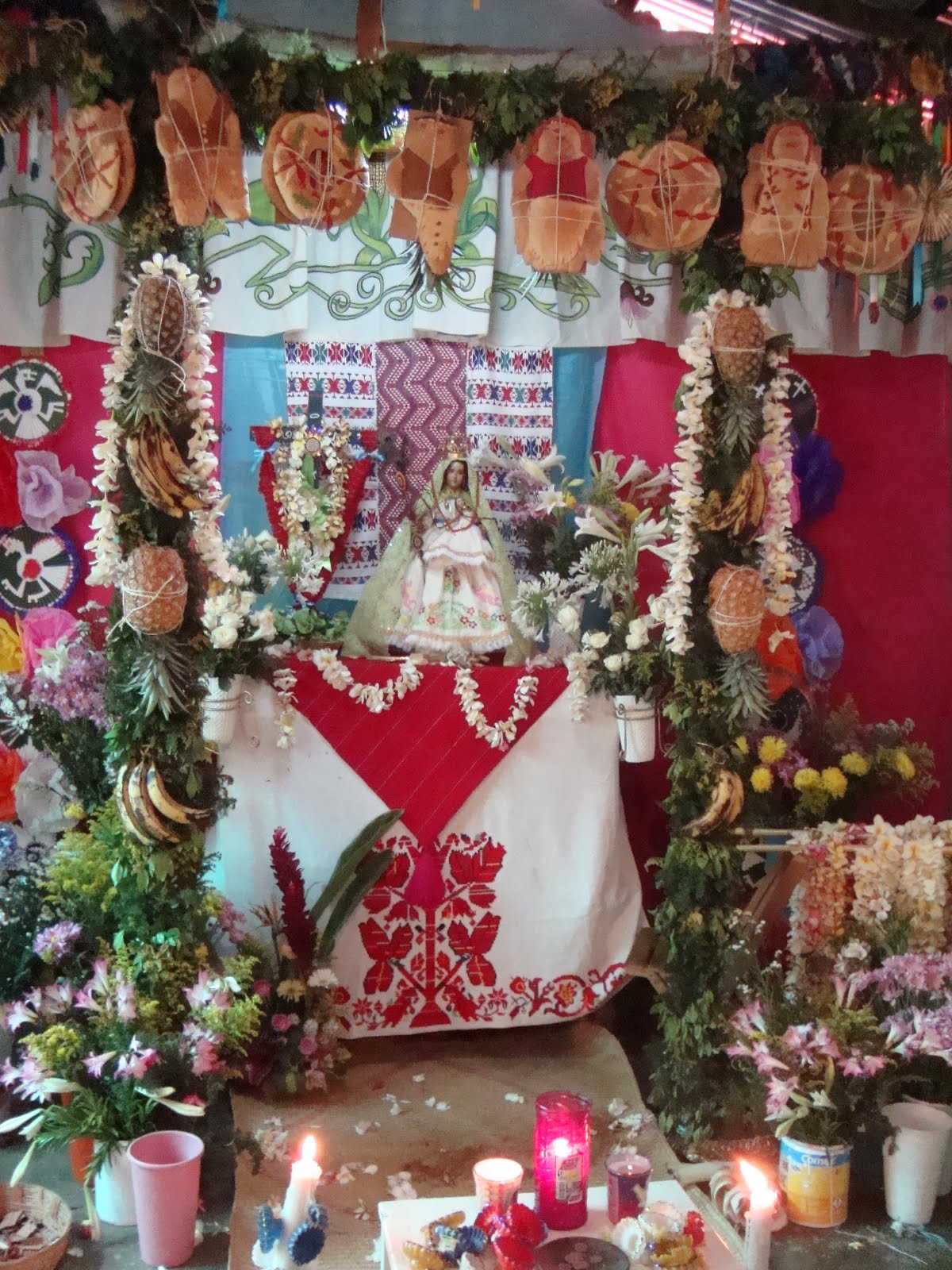 Altar de la Santa Cruz y Virgen del Rosario.