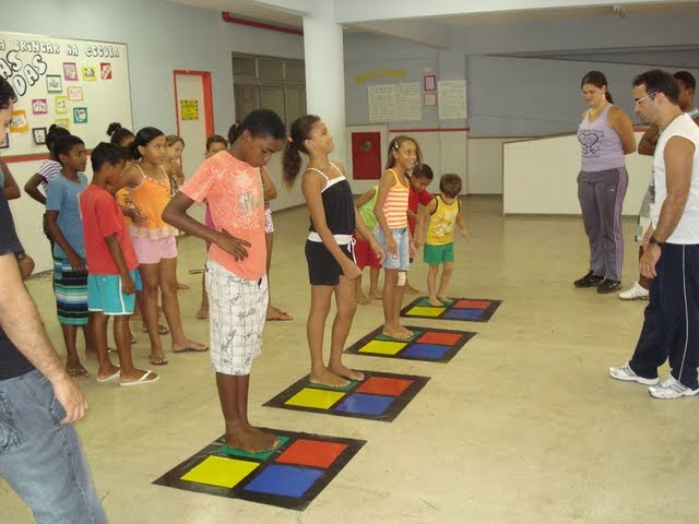 EMEB "Prof. Athayr Cagnin": Ludo Humano🌩 Explore a emoção do jogo com ...