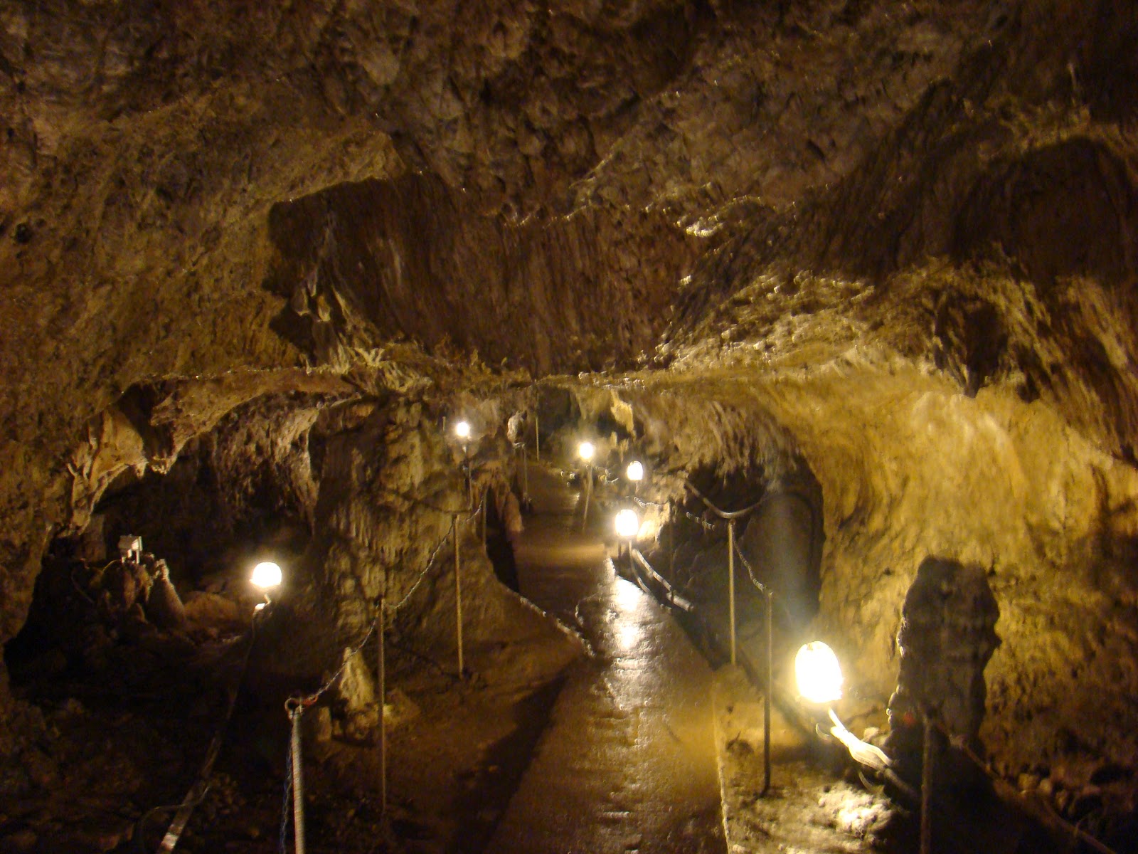 Haihui prin Lume : Romania,Pestera Muierilor