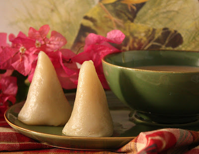 Cherry on a Cake: GLUTINOUS CONES WITH COCONUT FILLING - KUIH KOCI