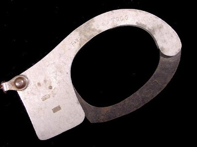 RestraintsBlog: NICE FRENCH MANACLE - HANDCUFFS - "LA MASSENOTTE"