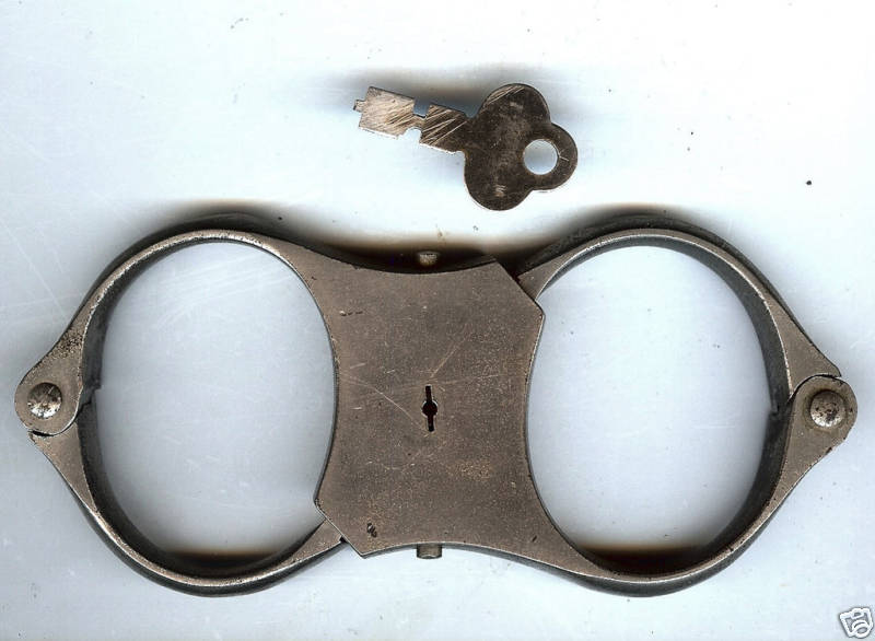 RestraintsBlog: ORIGINAL ANTIQUE HANDCUFFS - BEAN GIANT-WITH KEY