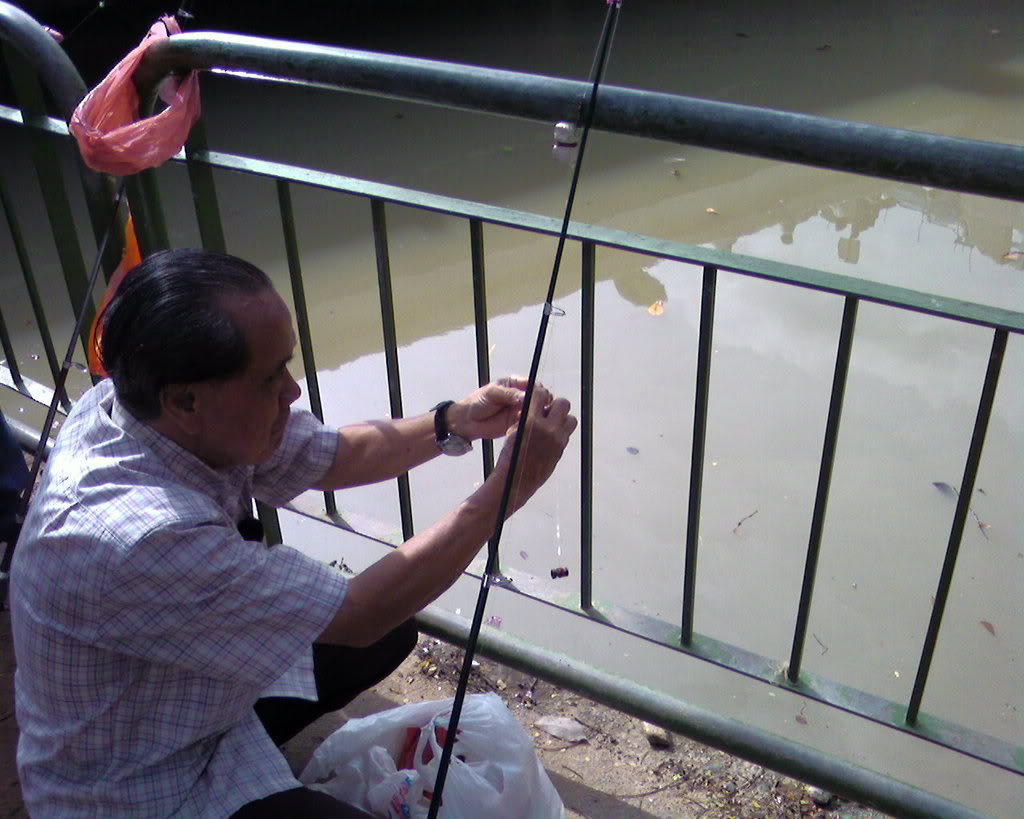 MoMo Post: License needed to fish in Longkang (Drain)