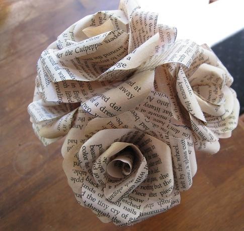 ARA MATEIX: roses de paper de diari...i irreverència