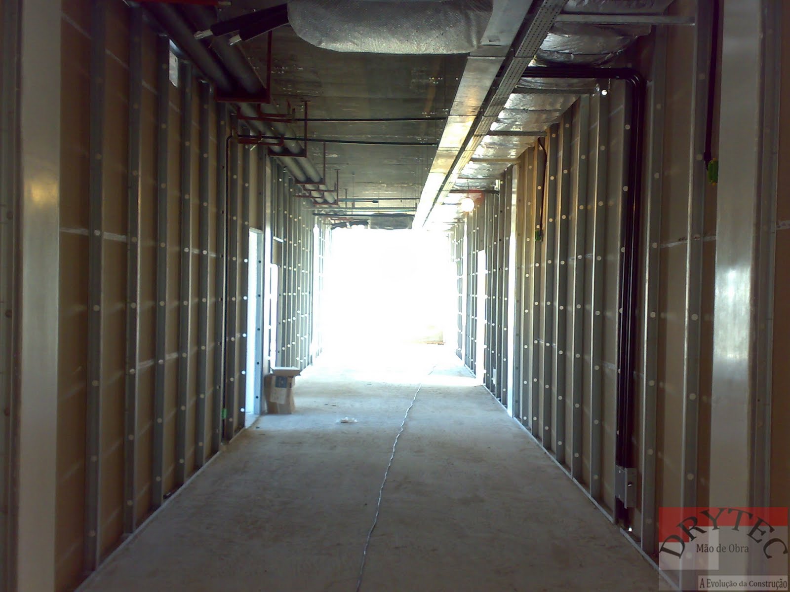 DRYTEC MÃO DE OBRA LTDA: Paredes em Drywall - Chapeamento