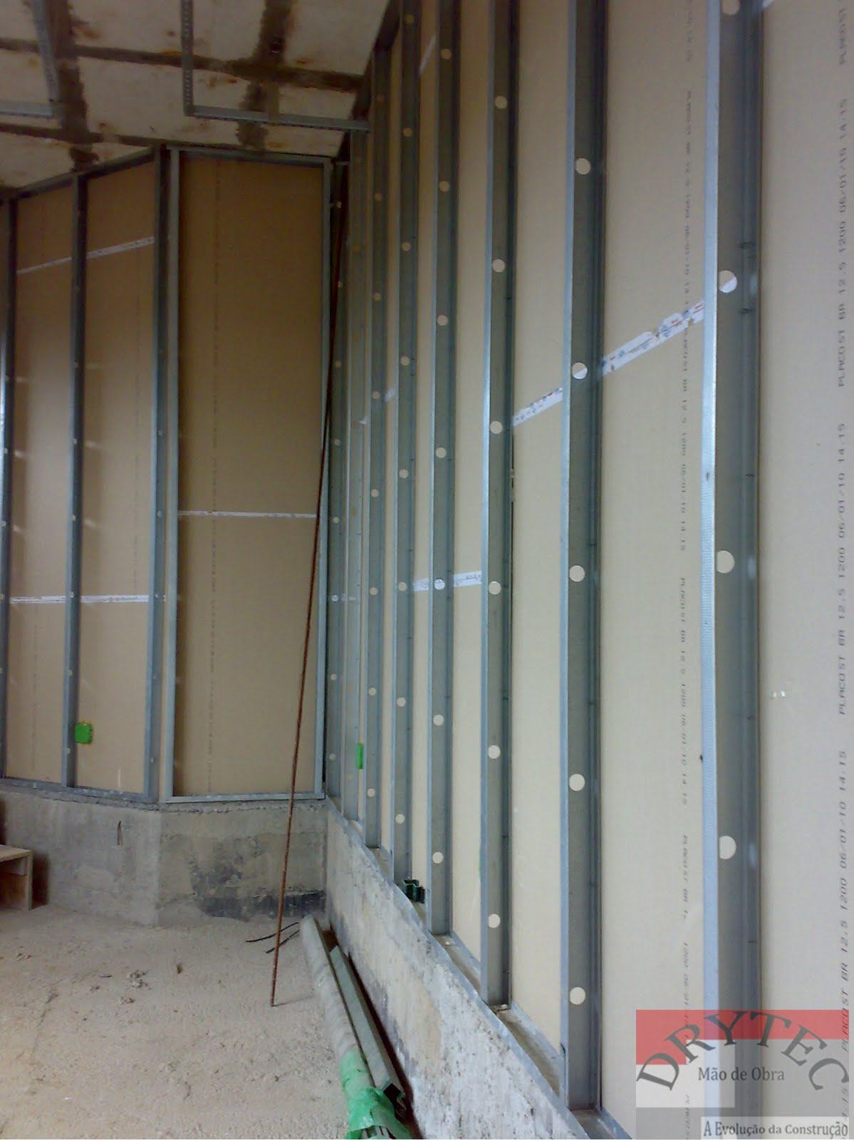 DRYTEC MÃO DE OBRA LTDA: Paredes em Drywall - Chapeamento