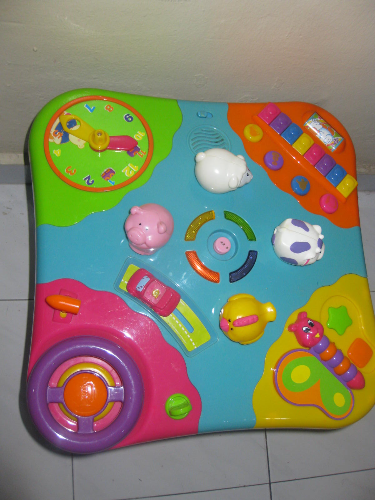 Mesya & Baby Wardrobe: Bruin activity table