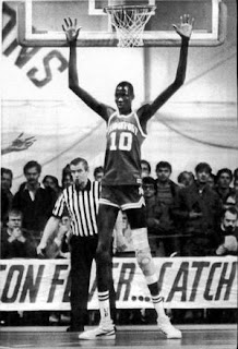 RETALLS DE LECTURA: Manute Bol