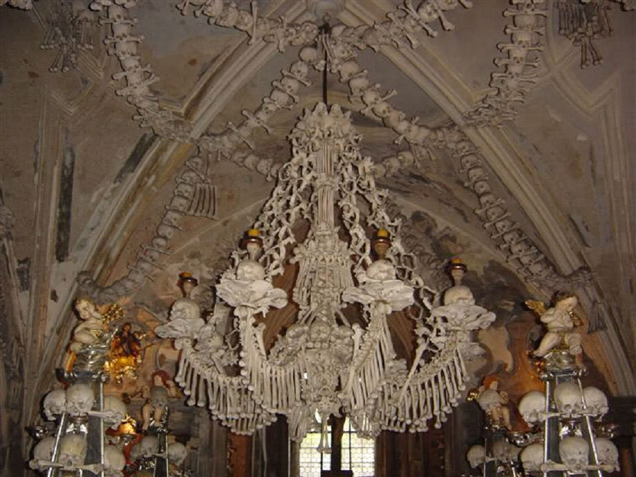 Hinten der Schatten: El Osario de Sedlec. "La Capilla de los huesos"