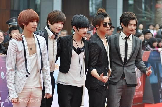 Mundo Oriente: Top Combine