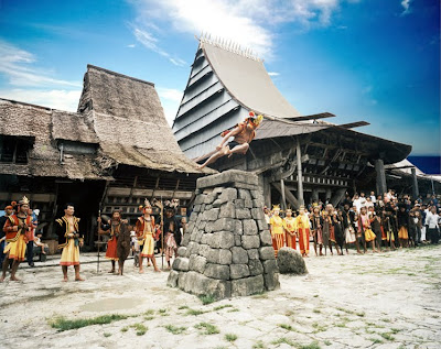 NGEFANS INDONESIA-CULTURE: STONE JUMPING (FAHOMBO BATU)