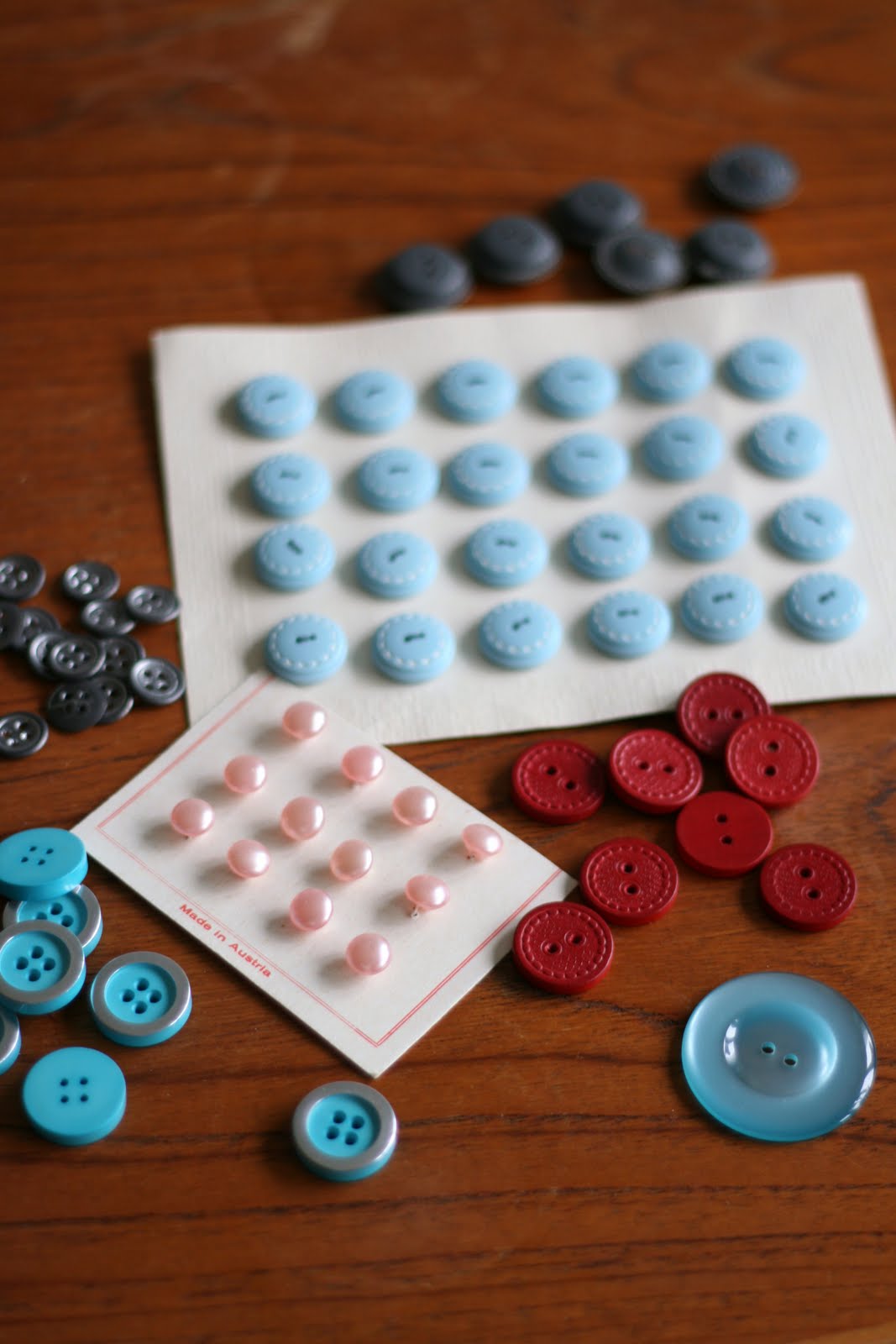 Clara Stickar: Symaskin och tyg och knappar