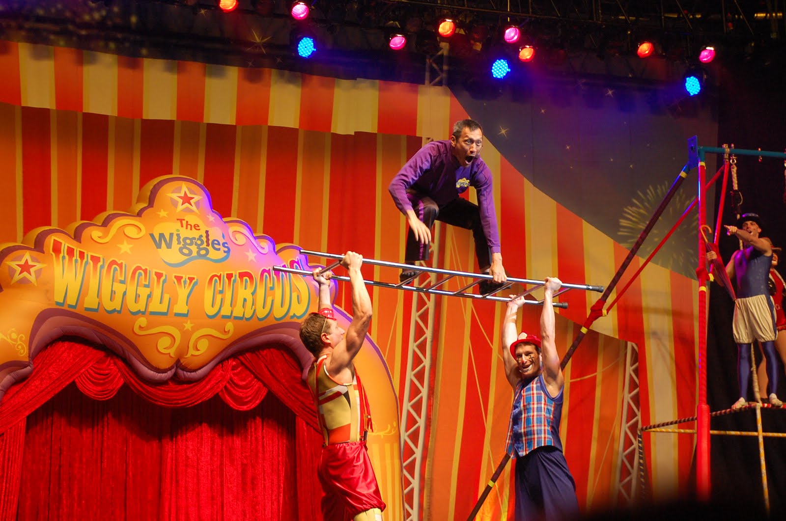 Long Island Mom x 2: The Wiggles Wiggly Circus Live! Review...