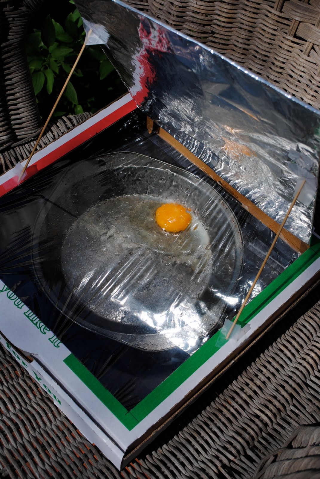Adventures of a solar cooker: the first test - frying an egg