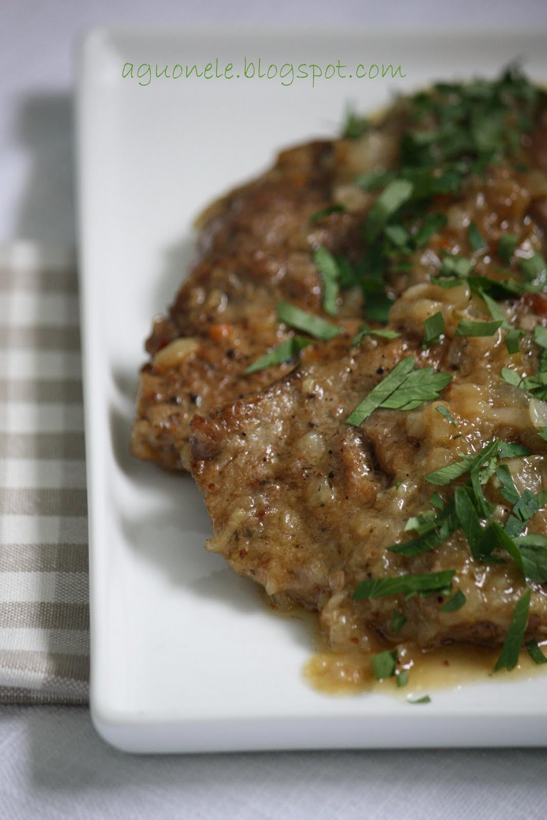 aguonėlė: Svogunu patale troskinta kiaulienos sprandine