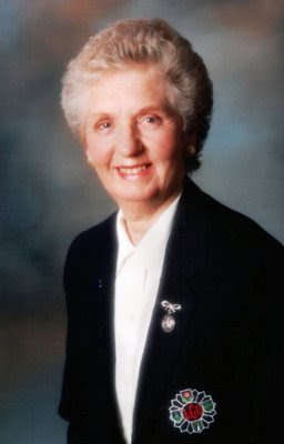 Carol Fell Golf : Nancy Chisholm receives the M.B.E.