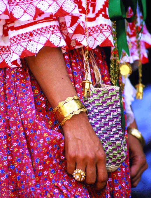 El Traje Tipico de PANAMA "LA POLLERA"