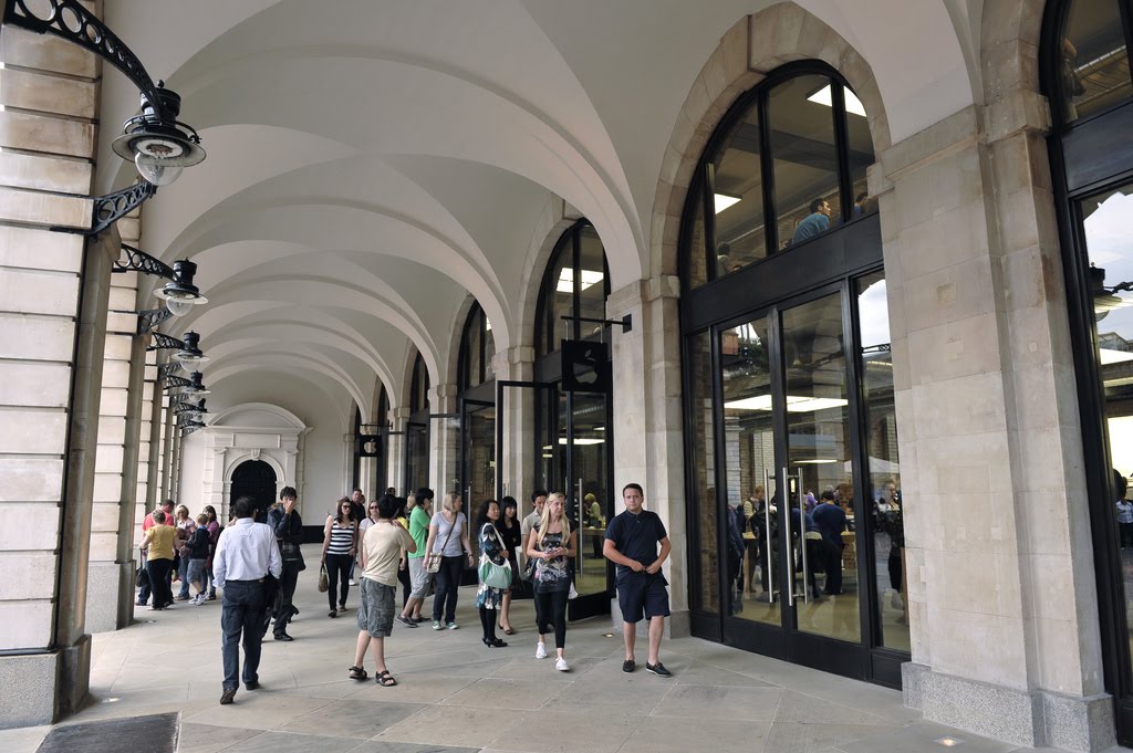 The Hopeful Traveler: The Largest Apple Store in the World Opens