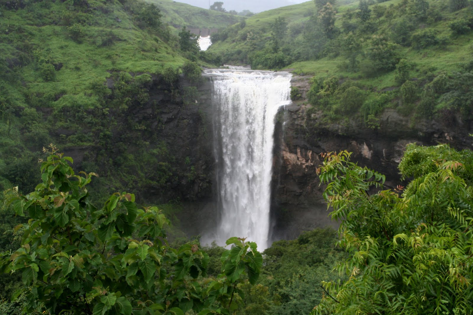 SAHYADRI RATNA: RAJUR COLLEGE WATER FALL